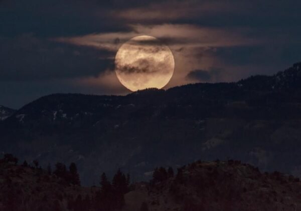 Hunter's Supermoon Lights Up Saudi Skies, Heralding the Winter's Arrival